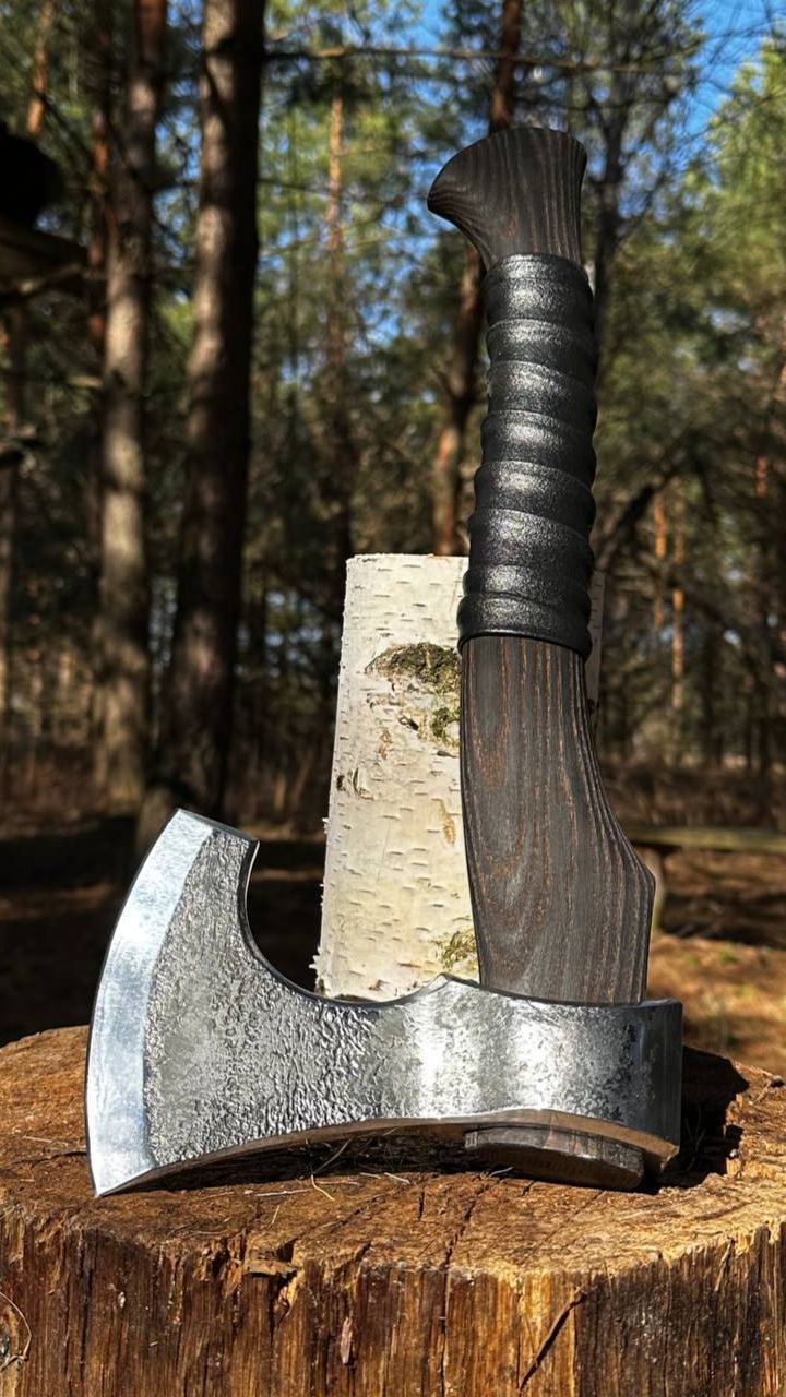 Этот топор рубит всё! Даже металл!