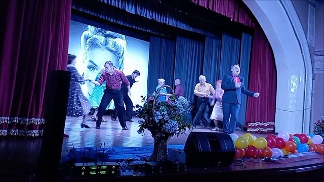 Танец под песню "Королева красоты" в четыре пары