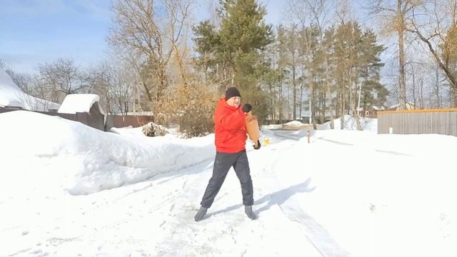 Упражнения с двуручной булавой Скалка весом 4.4 кг в деревне