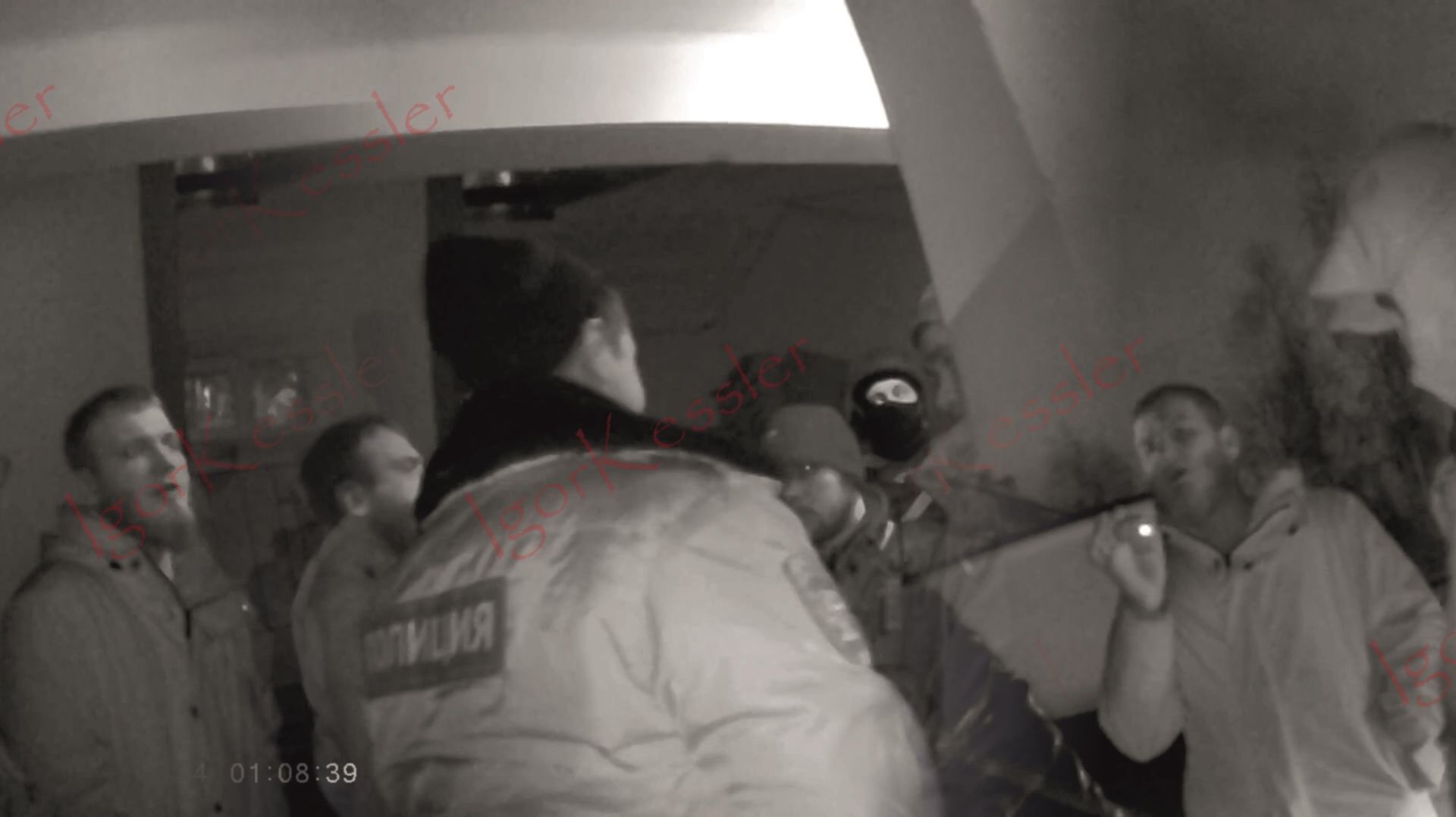 Медик раскидал компанию на вписке, где отдыхал с женой в Сургуте