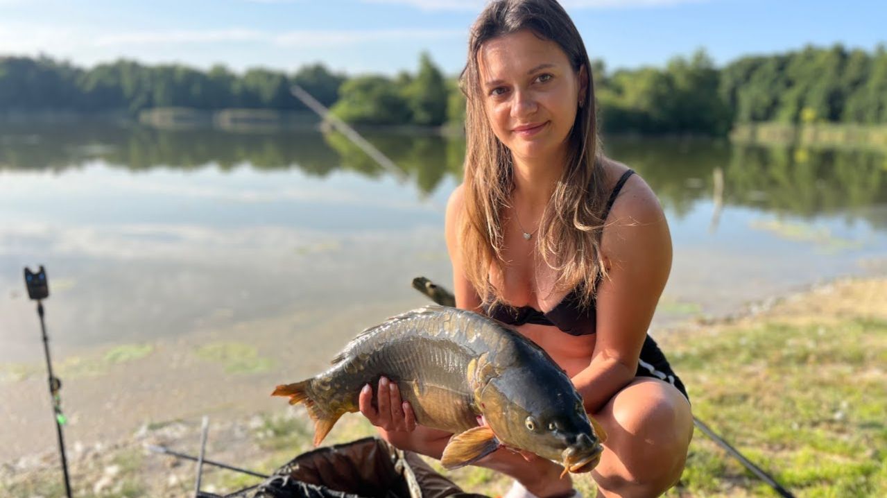 Девушка в соло-кемпинге⛺Отдых и рыбалка🎣на берегу живописного озера 🌿.