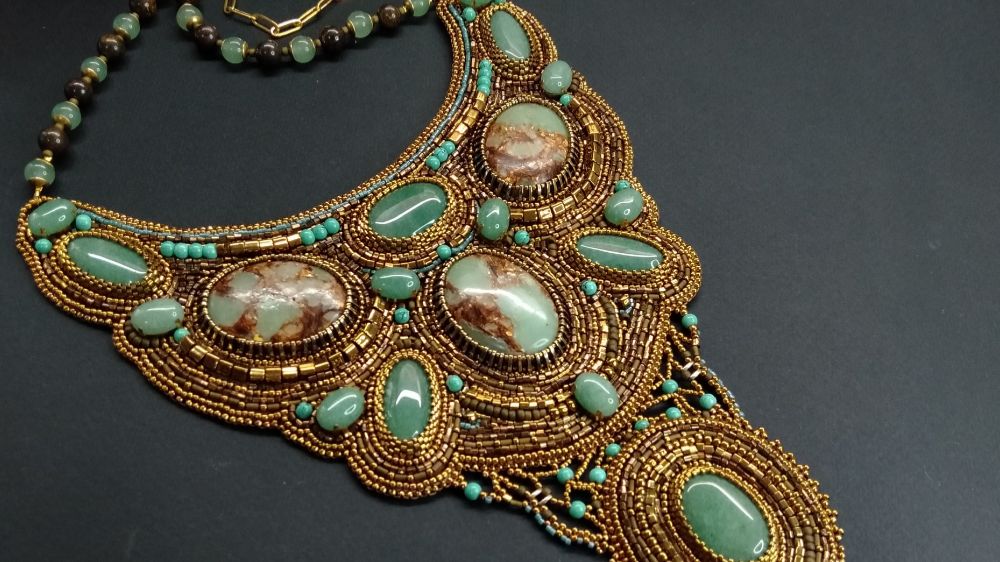 Крупное вышитое бисером колье.