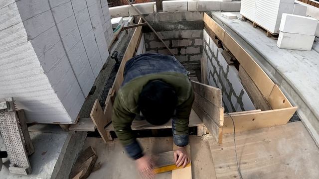 САМЫЙ СЛОЖНЫЙ УЗЕЛ! Опалубка бетонной лестницы на 90% готова.