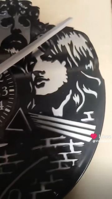 VinilWatch — Это настенные часы с винтажными виниловыми пластинками.