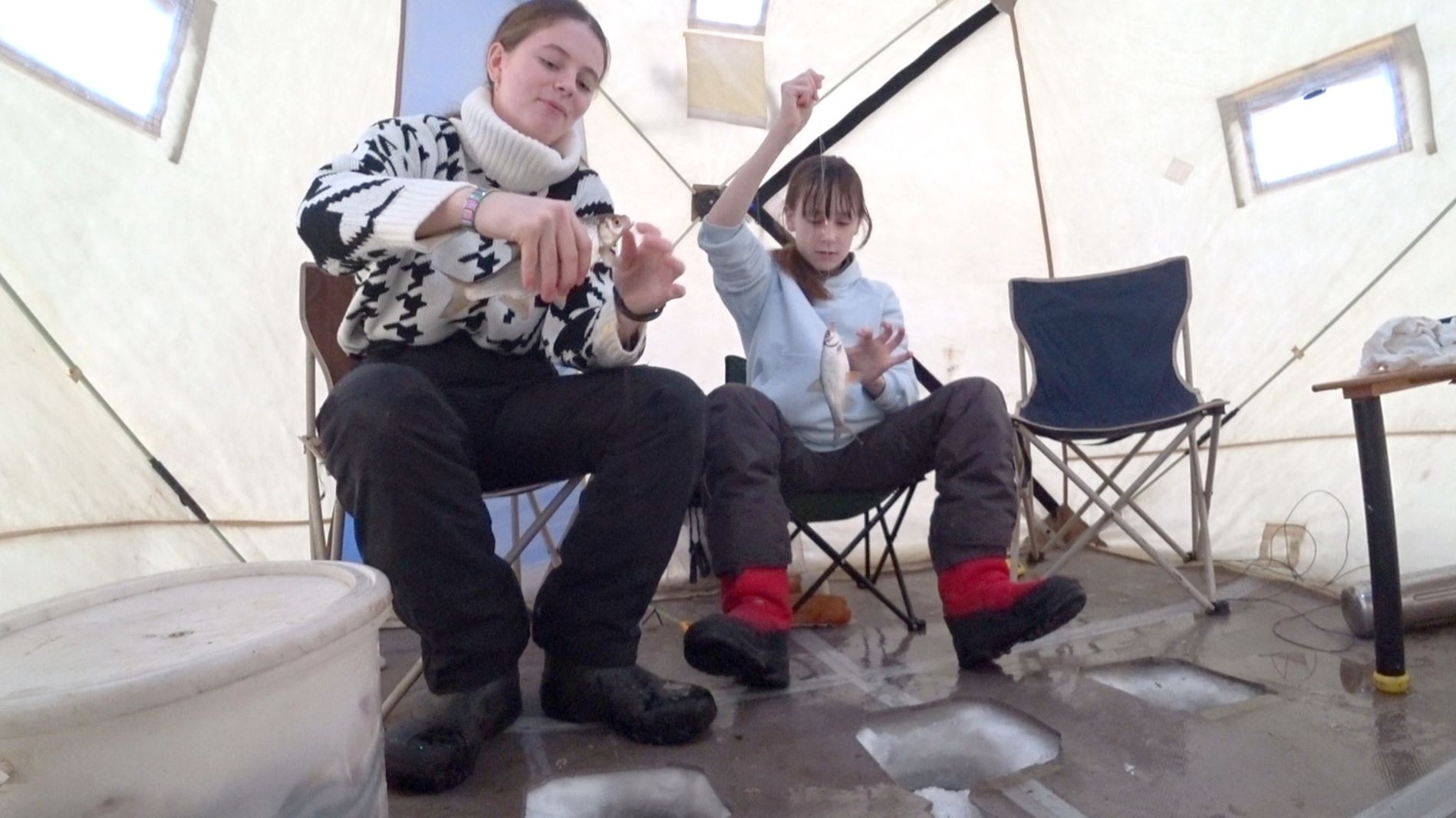 Рыбалка с дочками на крупную плотву. Наловили много крупной рыбы.