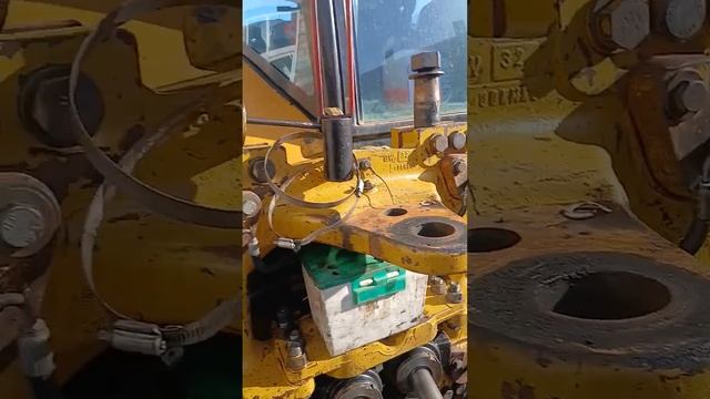 Разборка передней стрелы погрузчика CAT 432D: восстановление втулок и отверстий