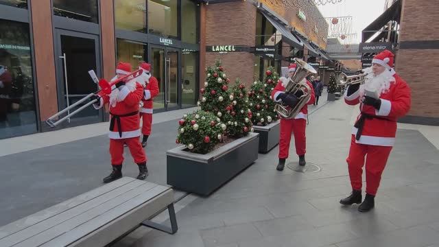 ансамбль Санта Клаусов исполняет песню "Расскажи, Снегурочка, где была..."