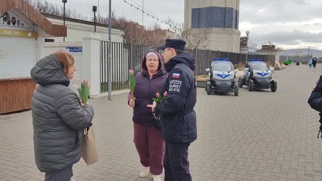 🚨 Анапские полицейские на электрокарах дарили цветы девушкам на набережной города-курорта