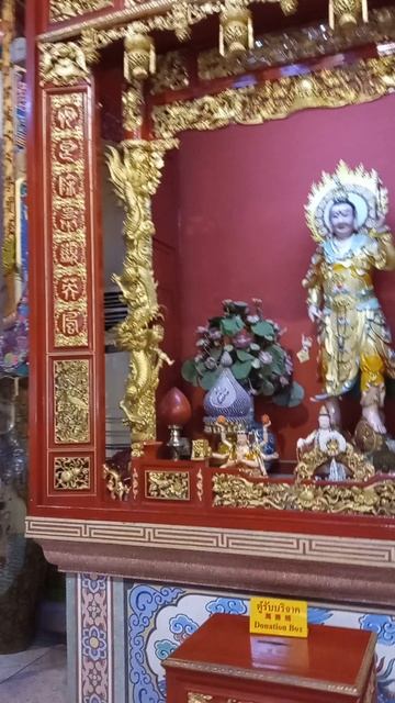 В храме нет тишины. Есть — ритм воды и барабана