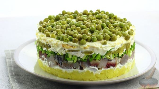 САЛАТ С СЕЛЁДКОЙ, КАРТОШКОЙ И ПЛАВЛЕНЫМ СЫРОМ