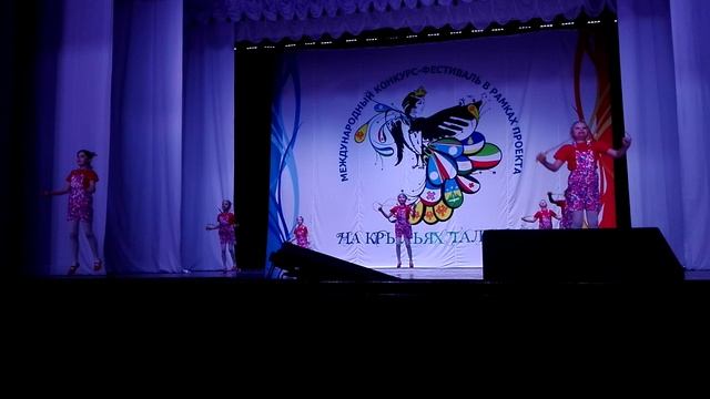 Танец с скакалками