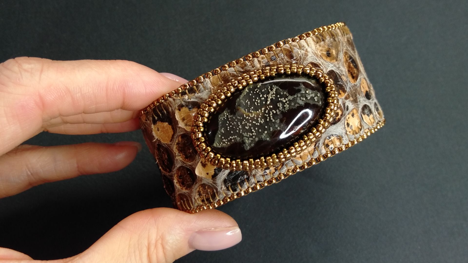 Браслет из кожи питона с пиритовой жеодой.