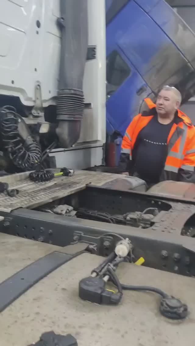 Mercedes-Benz Actros MP4, замена розетки перекидки на тягаче. Работа готова.