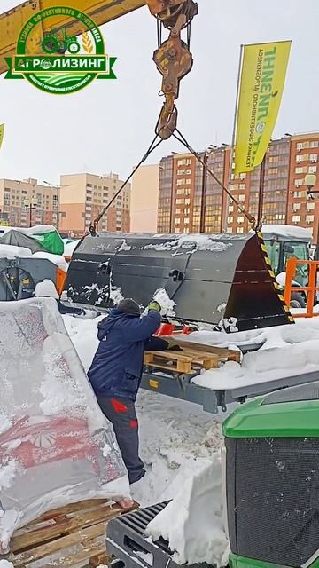 Привезли погрузчик завода "Большая Земля" и пресса завода "Навигатор-НМ"