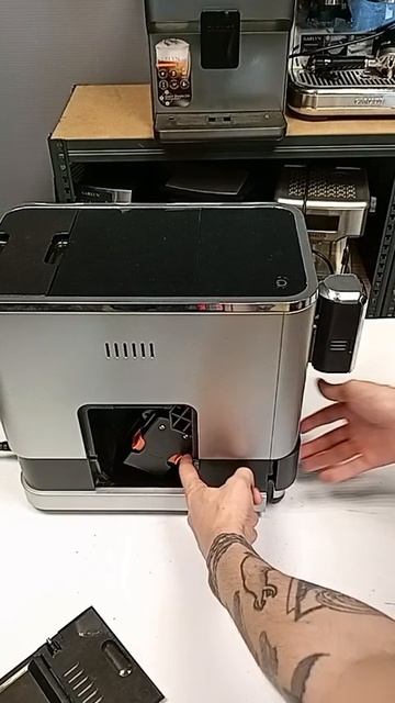 L 1000  - Не достаётся поддон для сбора жмыха