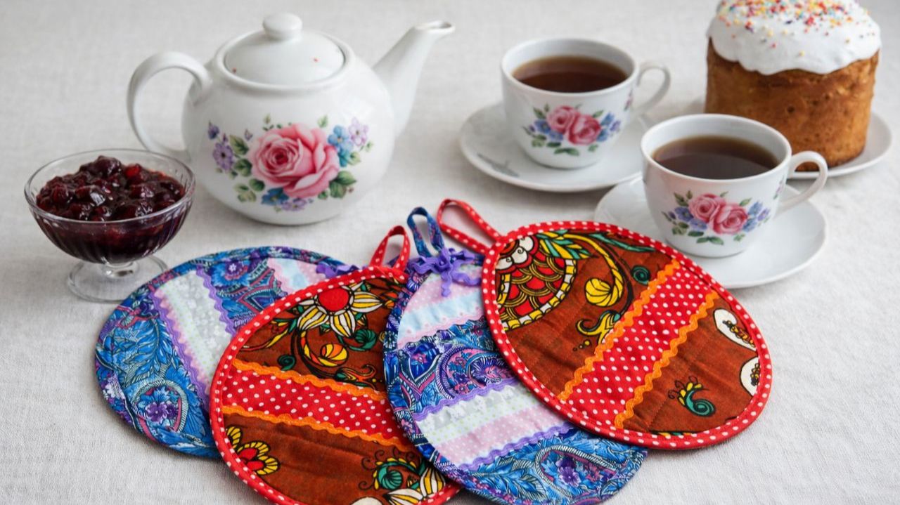 Идея подарка из лоскутов. Прихватки к весеннему празднику.