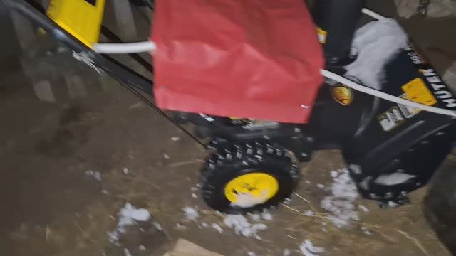 На снегоуборщике замерзают тяги, пружинки регулировки "газа", подачи топлива.