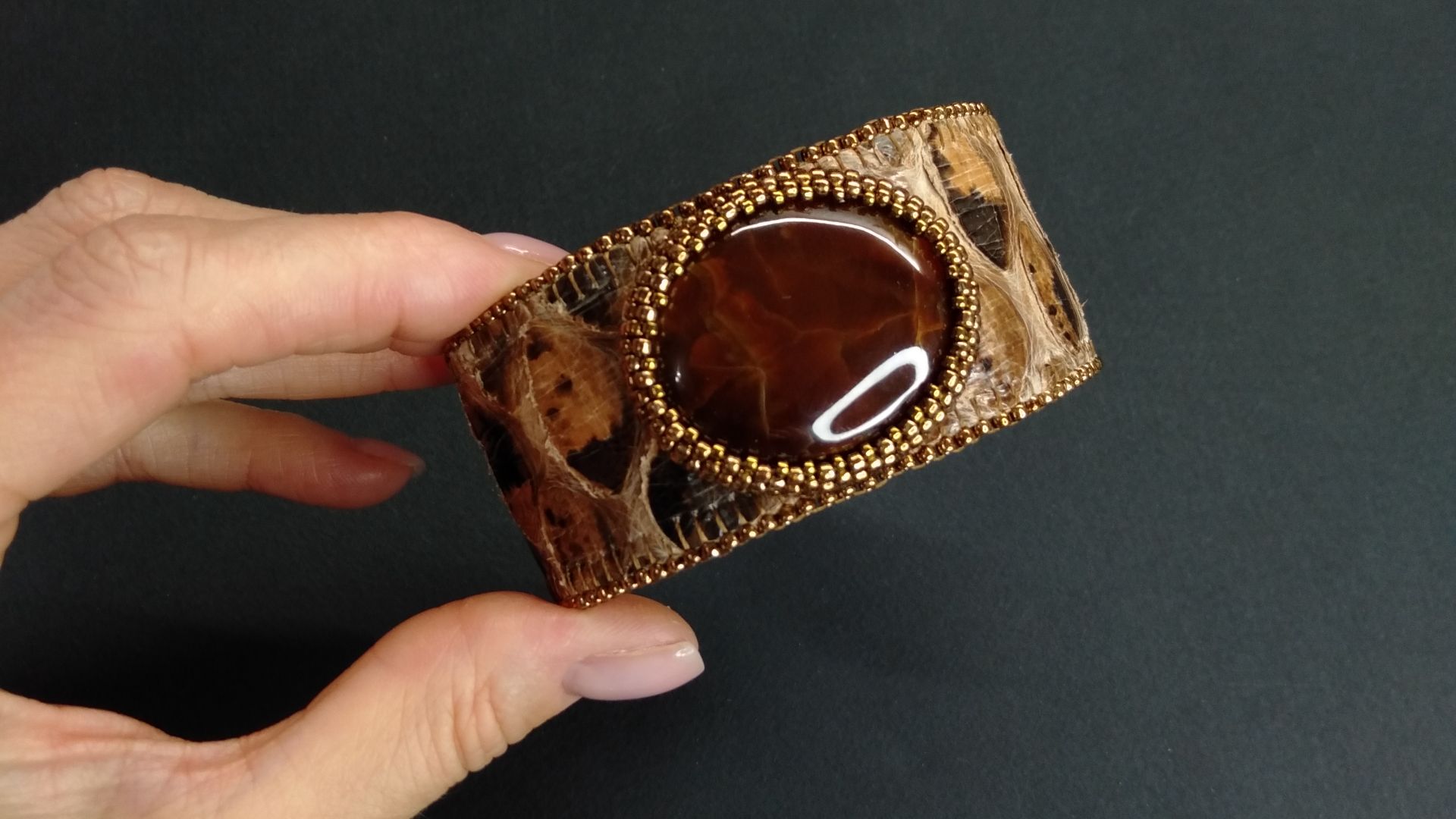 Браслет из кожи питона с аммонитовым кальцитом.