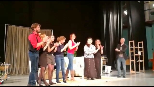 Заключительный поклон актеров после спектакля "БЕЛЫЙ АНГЕЛ С ЧЕРНЫМИ КРЫЛЬЯМИ".