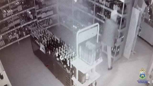 В Тюменском районе оперативники задержали подозреваемого в кражах из двух магазинов