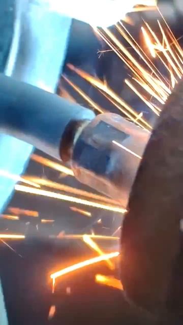 Восстановление изношенных отверстий стрелы CAT 432D: наплавка