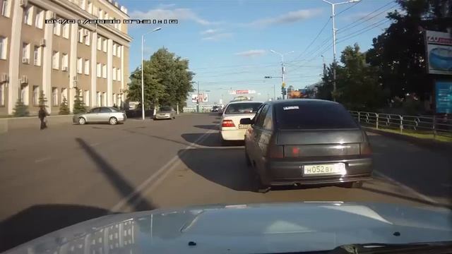 Прыгаем в машину времени и переносимся в 2012-й год. Вид из окна авто.