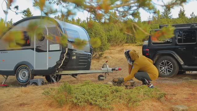 Одиночный Кэмпинг Девушки в Домике на Колёсах