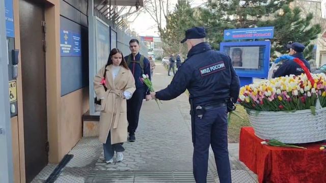 В преддверии  празднования Международного женского дня полицейские сделали сюрприз для анапчанок