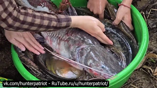 Рыбалка и приготовление рыбы на гриле установка ловушек-корзин сбор урожая продажа уловленного улова