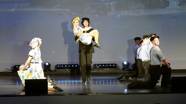 Эстрадный танец "Наш Костя, кажется, влюбился"