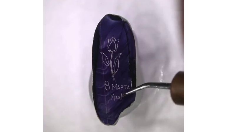 Тюльпан на рисинке: Владимир Анискин создал самый миниатюрный подарок к 8 Марта