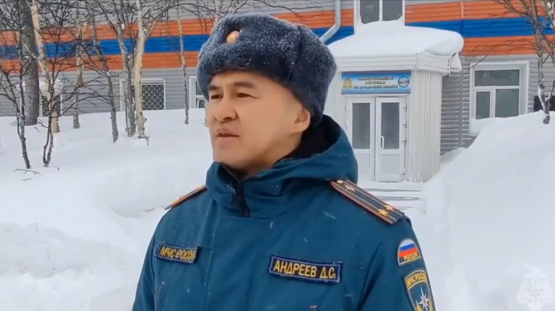 Магаданцы сообща справляются со снежной бурей