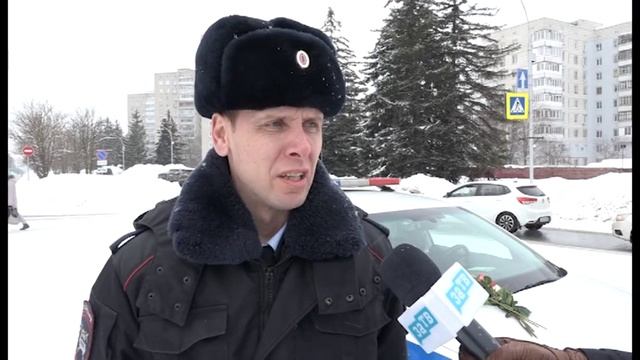 Сотрудники ГАИ дарили зареченкам цветы и шарики