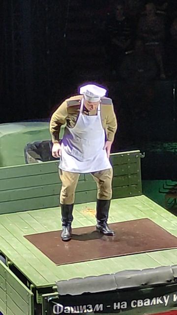 Клоун будит зал — степ, аплодисменты, весна