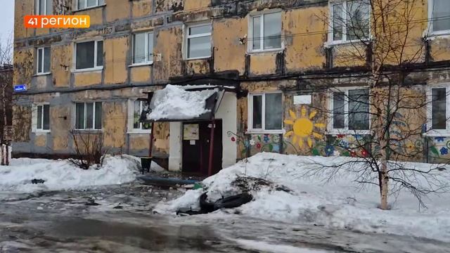 КОЗЫРЁК НАД ВХОДОМ В ПОДЪЕЗД СЛОЖИЛСЯ НА ШКОЛЬНОЙ, 10 В ЕЛИЗОВЕ • БЕЗ КОММЕНТАРИЕВ