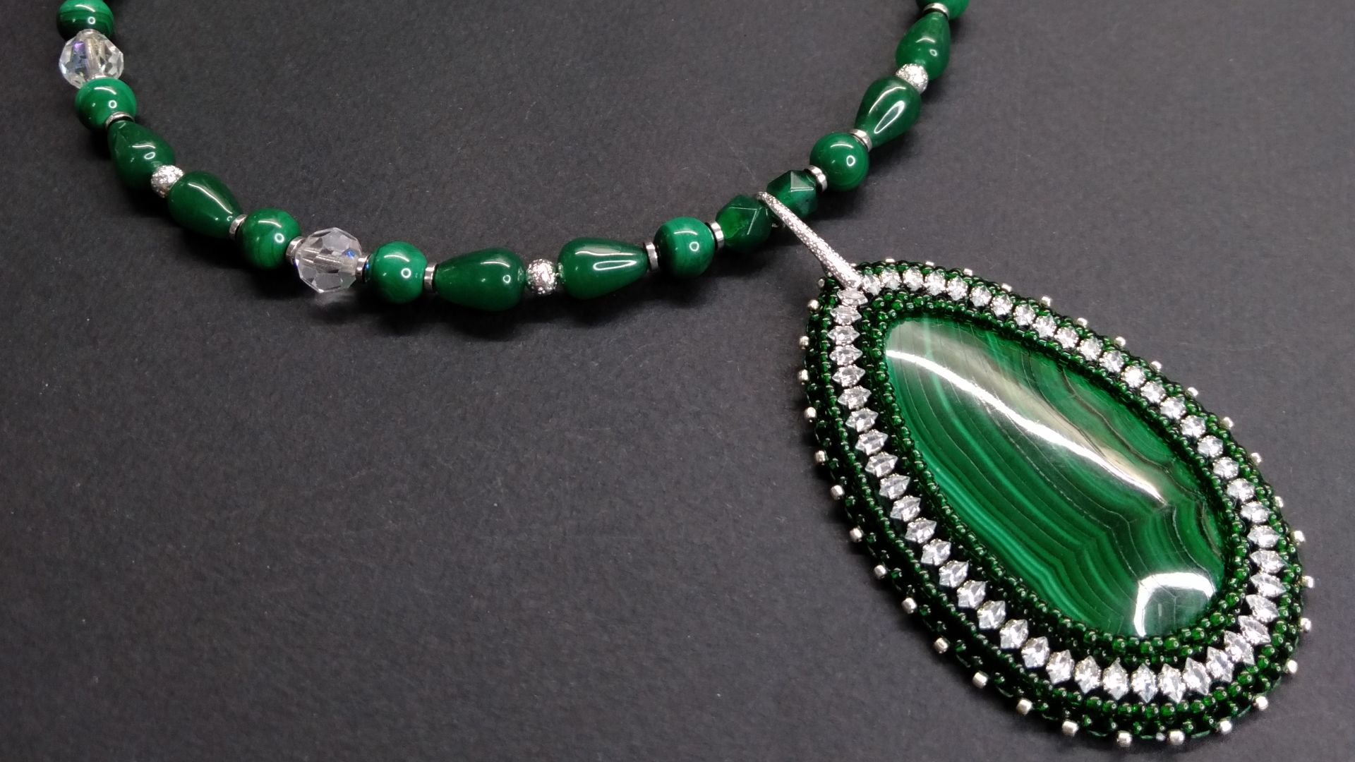 Кулон из малахита.