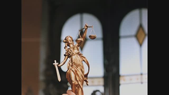 Фигура изображающая правосудие! Фрагменты из фильма "12 стульев". 1971 г