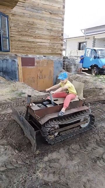 Папа собрал ребенку мини бульдозер