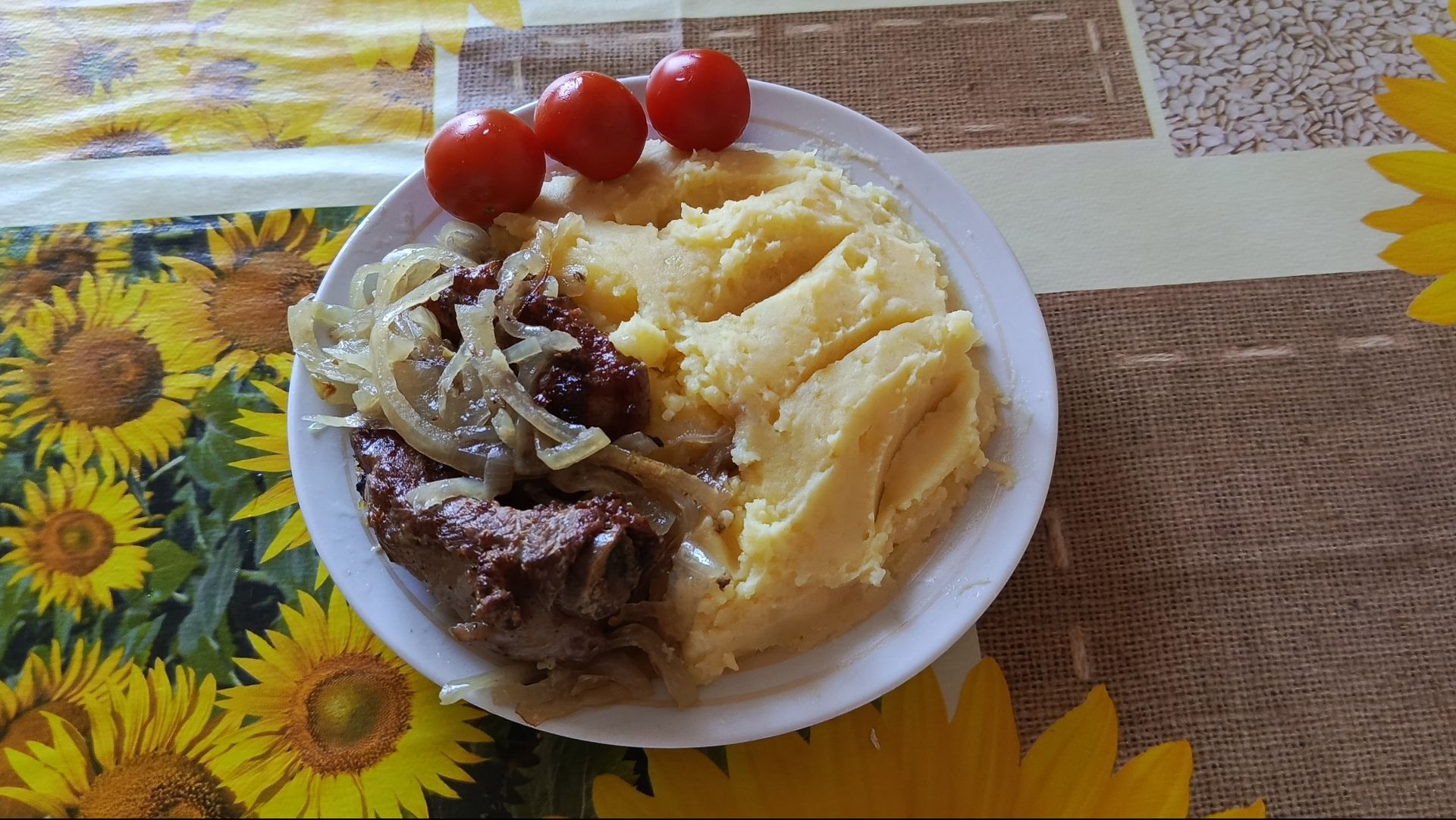 РЕБРЫШКИ ИЛИ ЛЮБОЕ МЯСО НА ЛУКОВОЙ ПОДУШКЕ