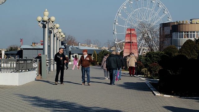 АНАПСКАЯ НАБЕРЕЖНАЯ. Люди любуются морем // 11 марта 2026 года