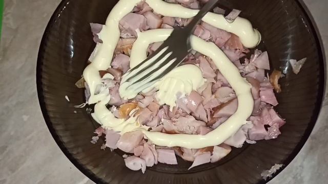 Салат с копченой курицей и помидорами!!Быстрый салат за 5 минут