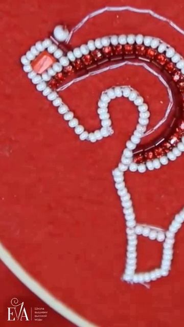 Что сперва - фон или акценты в броши "Лошадка"