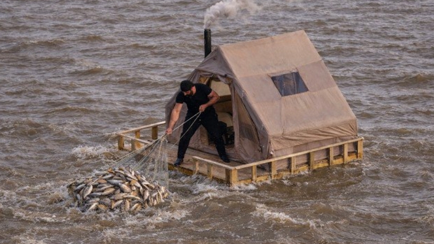 Я построил плавающее укрытие и ловлю много рыбы. Рыбалка с Рампи.
