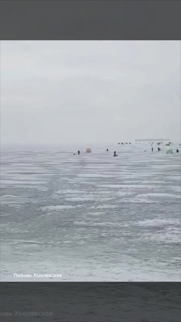 Огромное количество рыбаков отправляется ловить рыбу прямо на лед Финского залива