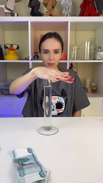 Как ладошкой поднять вазу 😱 #физика