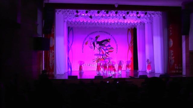 С зонтиками танцуют девушки