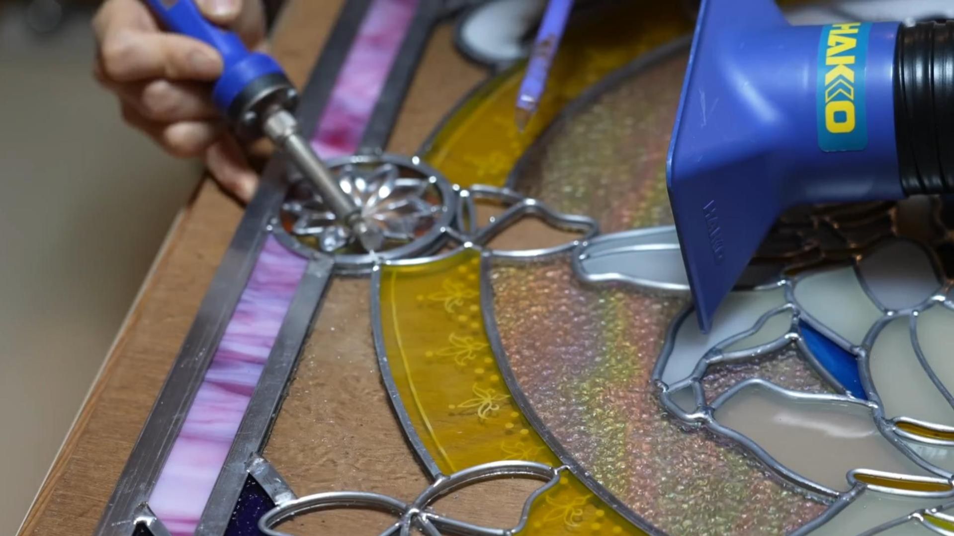 Процесс создания витражей. Удивительная японская мастерица.