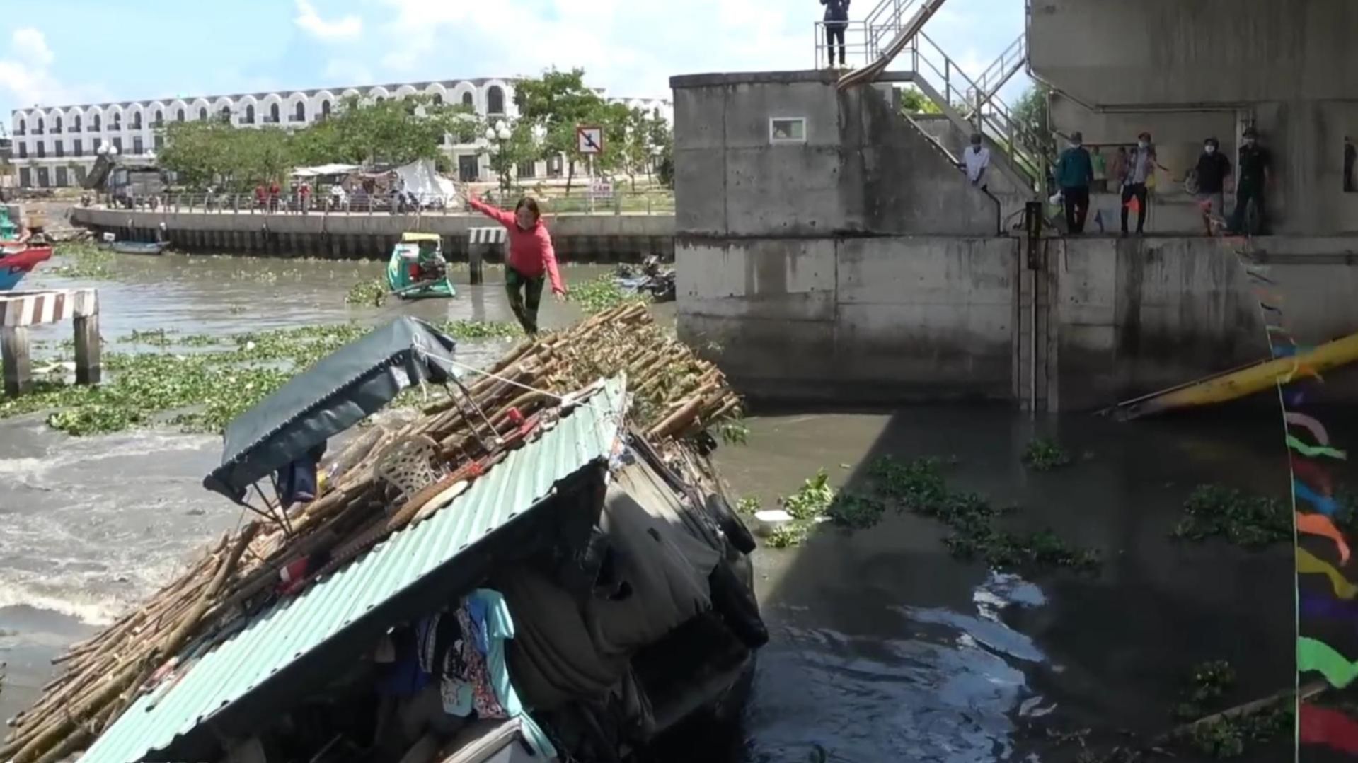 Лодка перевернулась у водопропускных ворот.