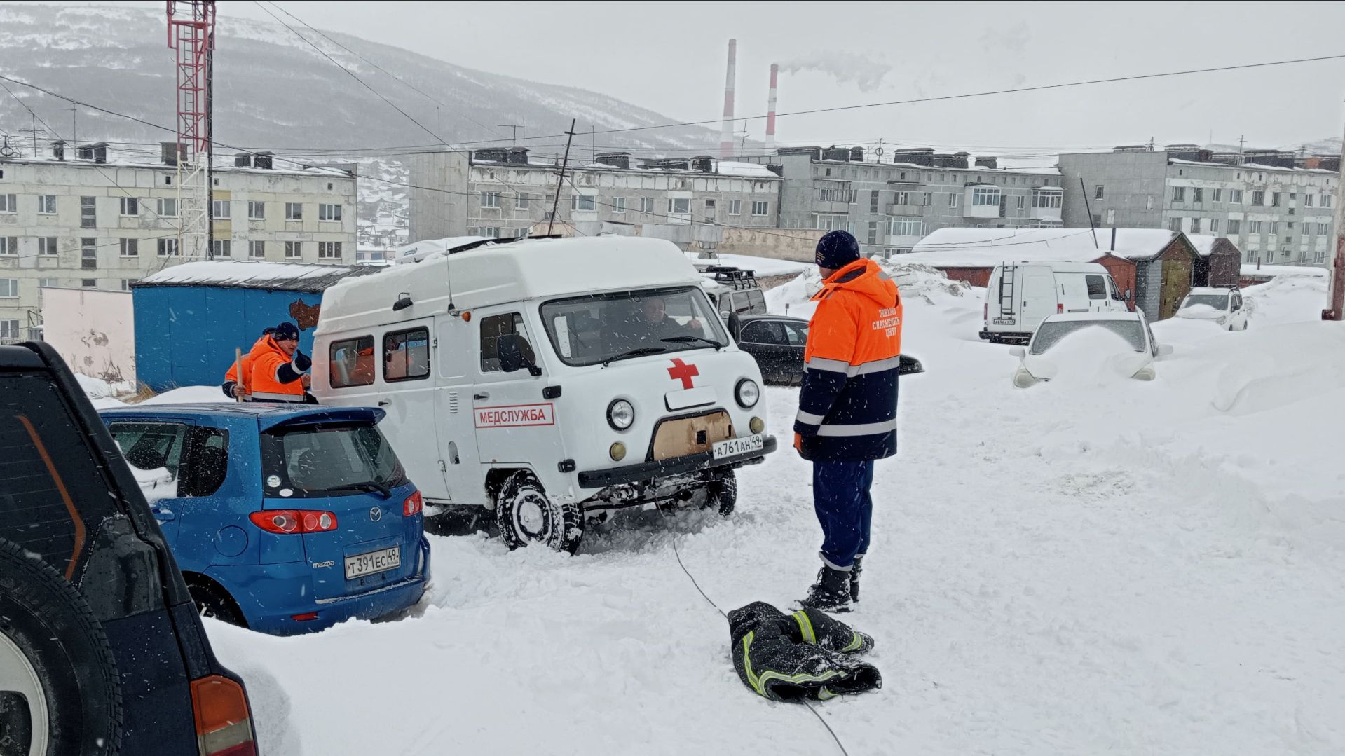 «Скорые» в сугробах: спасатели на «Кречете» вытащили медиков из снежной ловушки