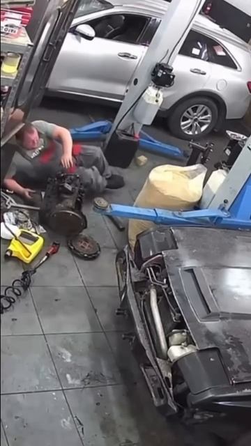 Ауч… будьте осторожнее #авто #automobile #осмотртранспорта #масло #ремонтавто  🥲